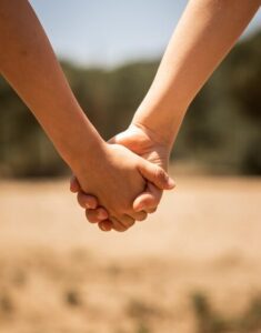 Fotos de pareja agarrados de la mano