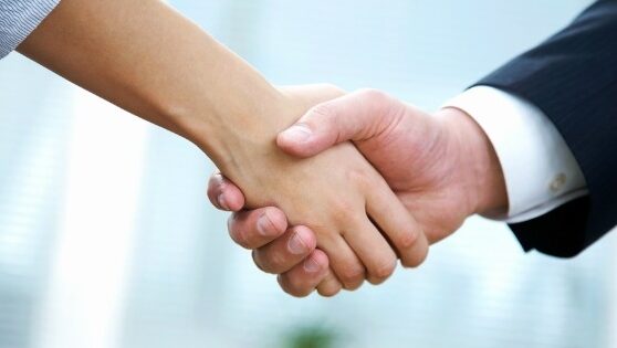 Comprometerse a dar, hacer o decir algo